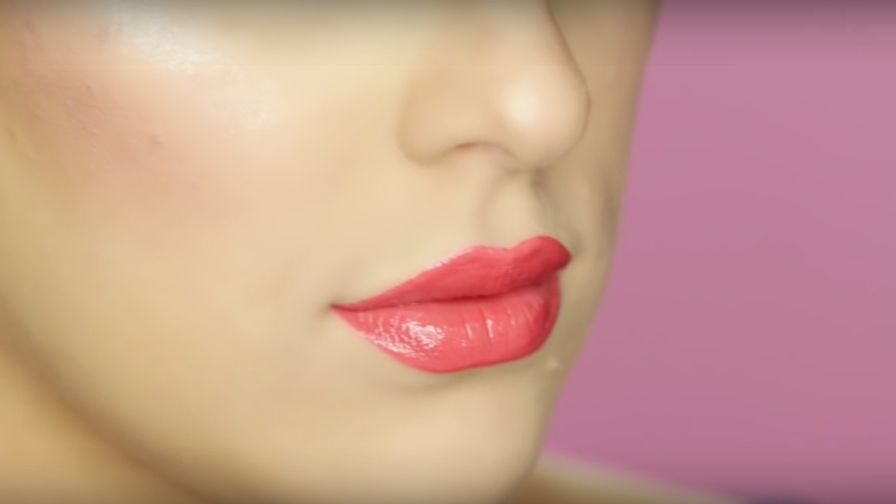 How to apply lipstick to make lips look fuller - Glossnglitters